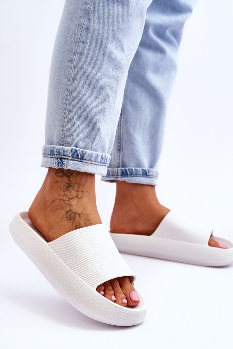 Modne Lekkie Klapki Na Masywnej Podeszwie Białe Rebel